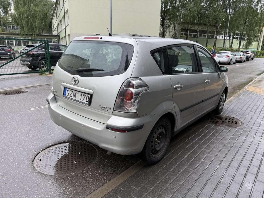 Pelēks Toyota Corolla Verso 2004 Viļņa, ar dzinēja tilpumu 2.00 L un nobraukumu 412 tūkst. km par 1500 €, foto 16 vietnē AUTOMOTO.COM.LV
