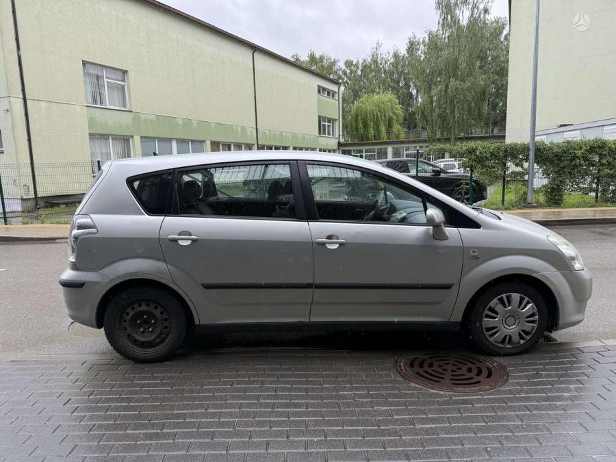 Pelēks Toyota Corolla Verso 2004 Viļņa, ar dzinēja tilpumu 2.00 L un nobraukumu 412 tūkst. km par 1500 €, foto 17 vietnē AUTOMOTO.COM.LV