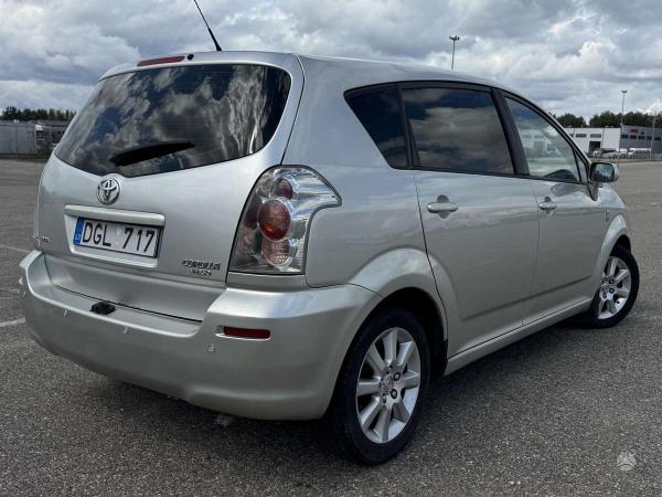 Grey Toyota Corolla Verso 2004 in Vilnius, with an engine capacity of 2.00 L and mileage of 390 thousand km for 1290 €, photo 6 on AUTOMOTO.COM.LV