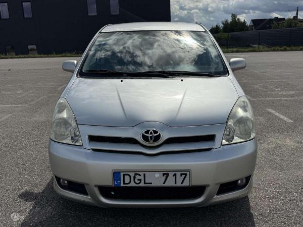 Grey Toyota Corolla Verso 2004 in Vilnius, with an engine capacity of 2.00 L and mileage of 390 thousand km for 1290 €, photo 8 on AUTOMOTO.COM.LV
