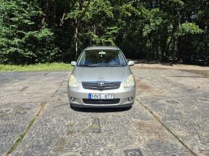 Pelēks Toyota Corolla Verso 2004 Kauņa, ar dzinēja tilpumu 2.00 L un nobraukumu 340 tūkst. km par 1000 €, foto  vietnē AUTOMOTO.COM.LV