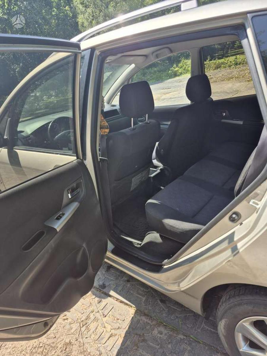 Pelēks Toyota Corolla Verso 2004 Kauņa, ar dzinēja tilpumu 2.00 L un nobraukumu 340 tūkst. km par 1000 €, foto 6 vietnē AUTOMOTO.COM.LV