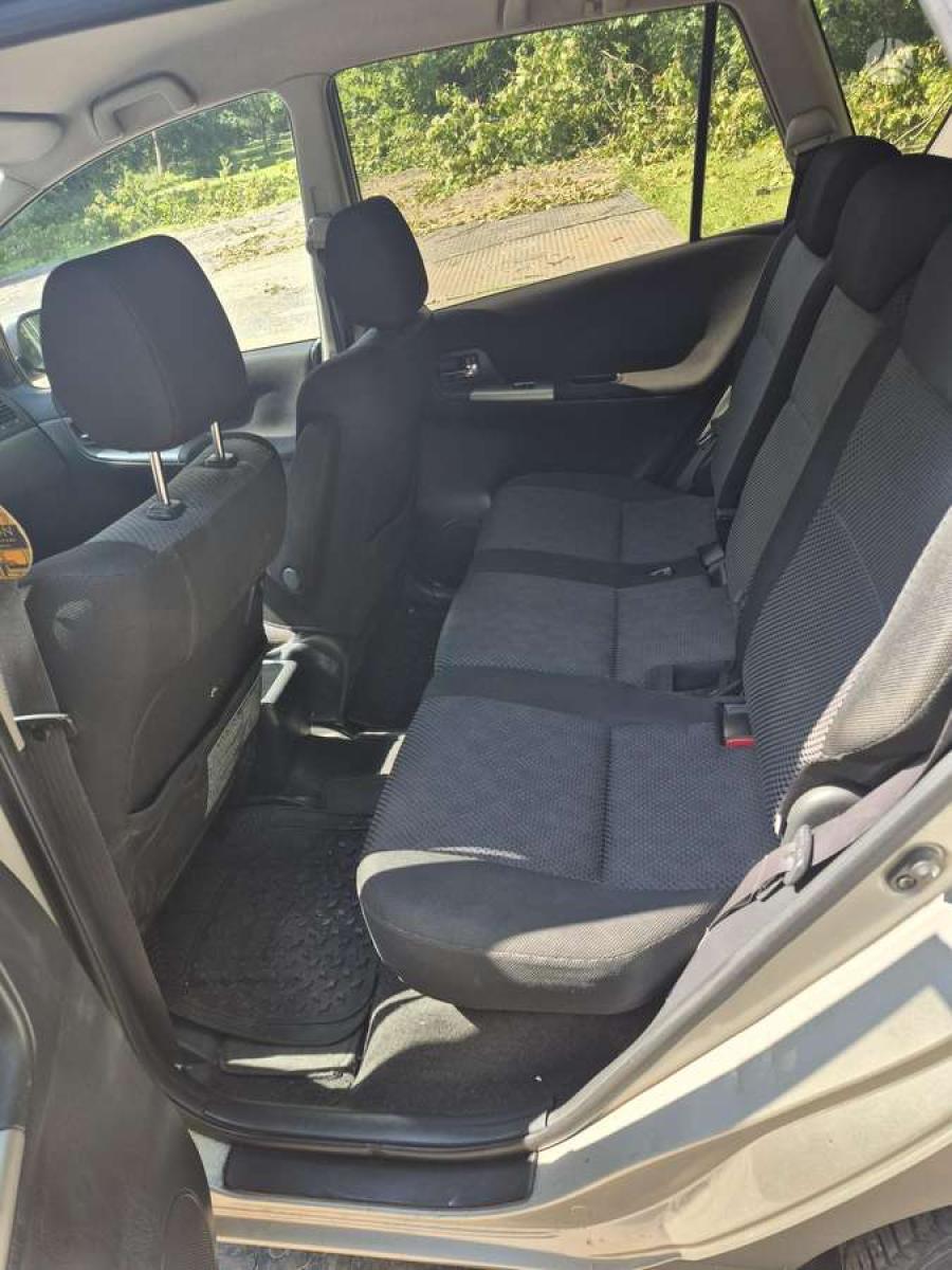 Pelēks Toyota Corolla Verso 2004 Kauņa, ar dzinēja tilpumu 2.00 L un nobraukumu 340 tūkst. km par 1000 €, foto 8 vietnē AUTOMOTO.COM.LV