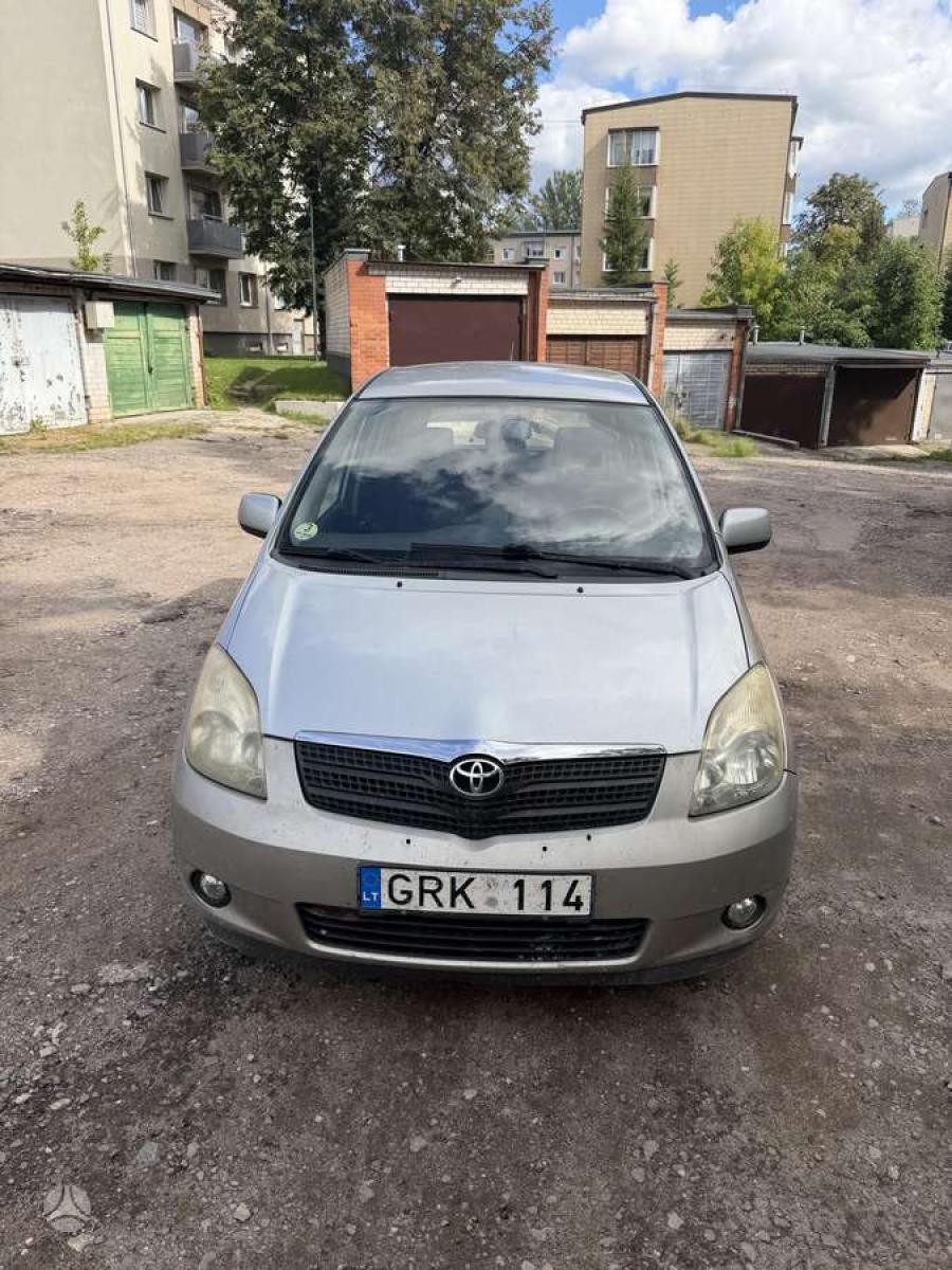 Grey Toyota Corolla Verso 2004 in Kaunas, with an engine capacity of 2.00 L and mileage of 285 thousand km for 749 €, photo 3 on AUTOMOTO.COM.LV