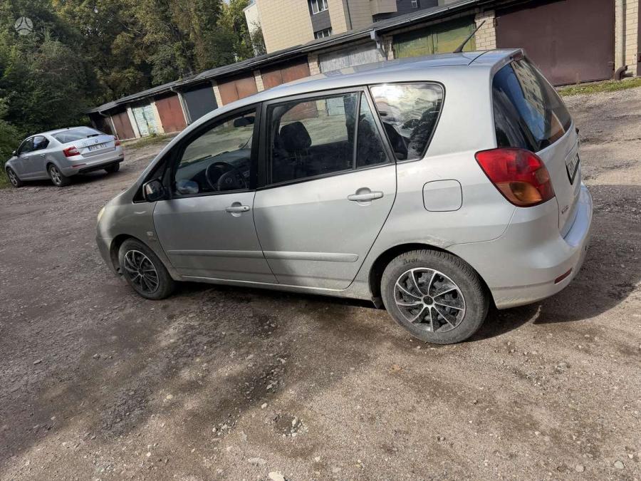 Grey Toyota Corolla Verso 2004 in Kaunas, with an engine capacity of 2.00 L and mileage of 285 thousand km for 749 €, photo 4 on AUTOMOTO.COM.LV