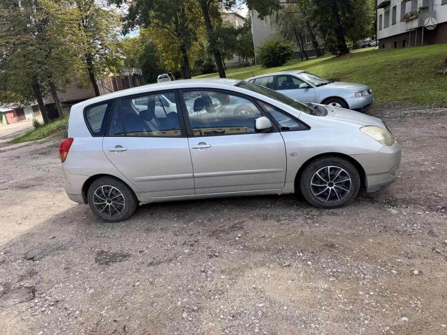 Grey Toyota Corolla Verso 2004 in Kaunas, with an engine capacity of 2.00 L and mileage of 285 thousand km for 749 €, photo 9 on AUTOMOTO.COM.LV