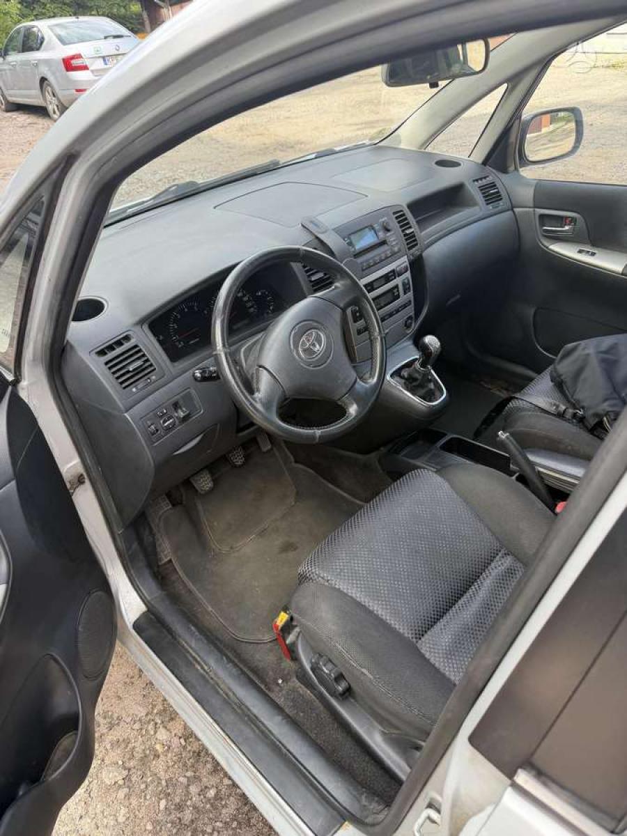 Grey Toyota Corolla Verso 2004 in Kaunas, with an engine capacity of 2.00 L and mileage of 285 thousand km for 749 €, photo 12 on AUTOMOTO.COM.LV