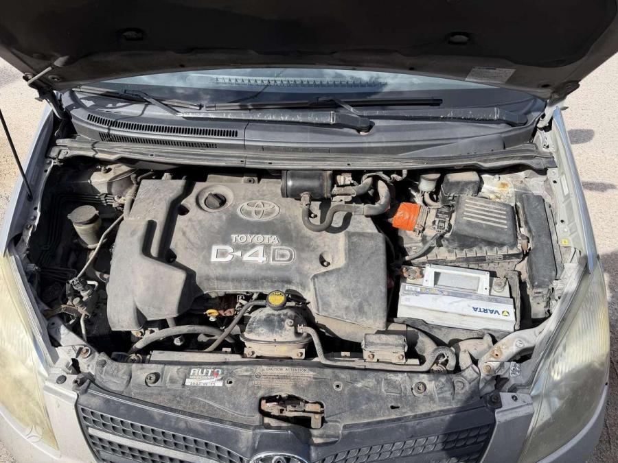 Grey Toyota Corolla Verso 2004 in Kaunas, with an engine capacity of 2.00 L and mileage of 285 thousand km for 749 €, photo 14 on AUTOMOTO.COM.LV
