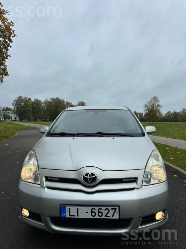 Pelēks Toyota Corolla Verso 2004 Jelgava, ar dzinēja tilpumu 2.00 L un nobraukumu 297 tūkst. km par 1990 €, foto 3 vietnē AUTOMOTO.COM.LV