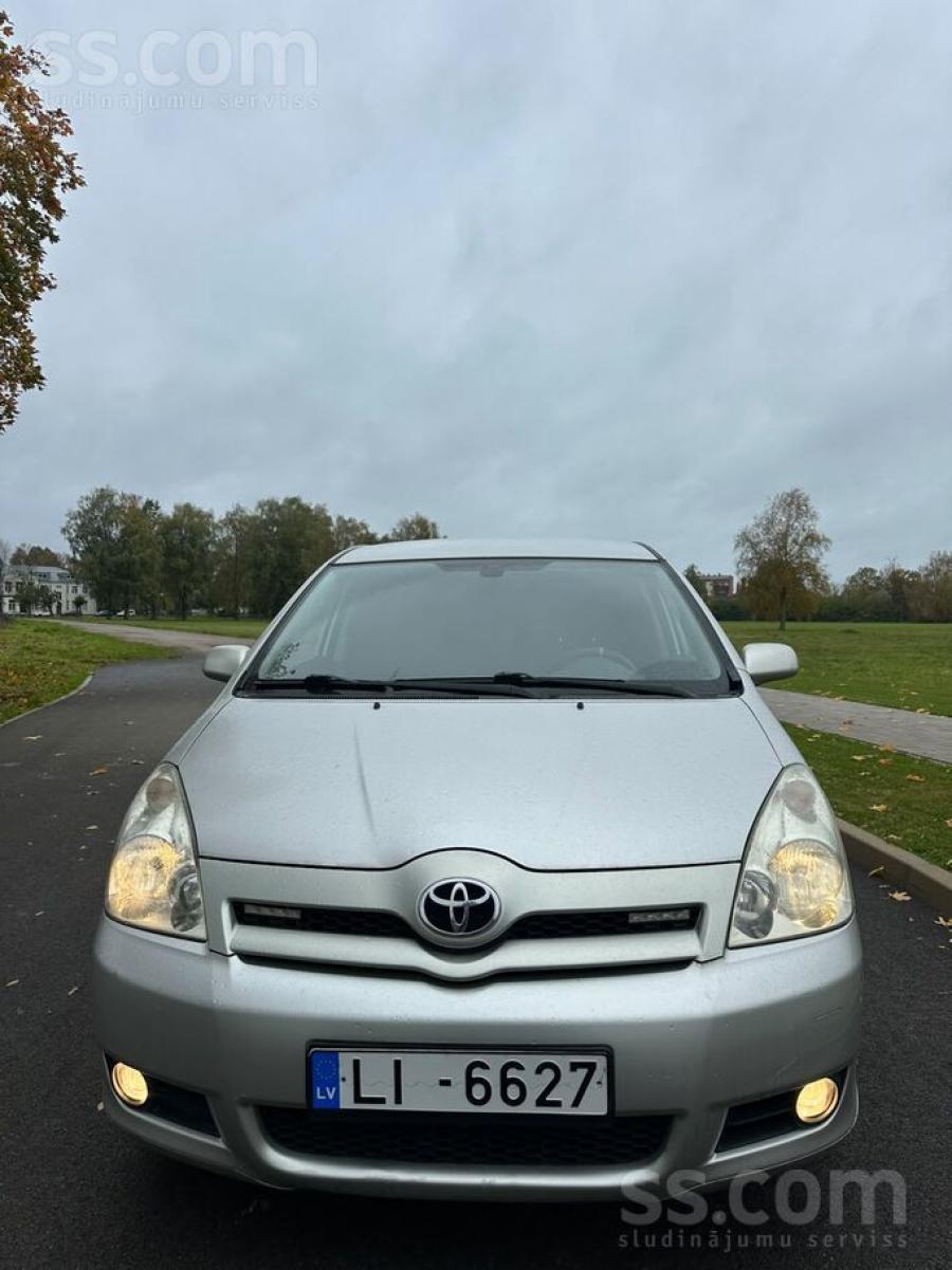 Pelēks Toyota Corolla Verso 2004 Jelgava, ar dzinēja tilpumu 2.00 L un nobraukumu 297 tūkst. km par 1990 €, foto 3 vietnē AUTOMOTO.COM.LV