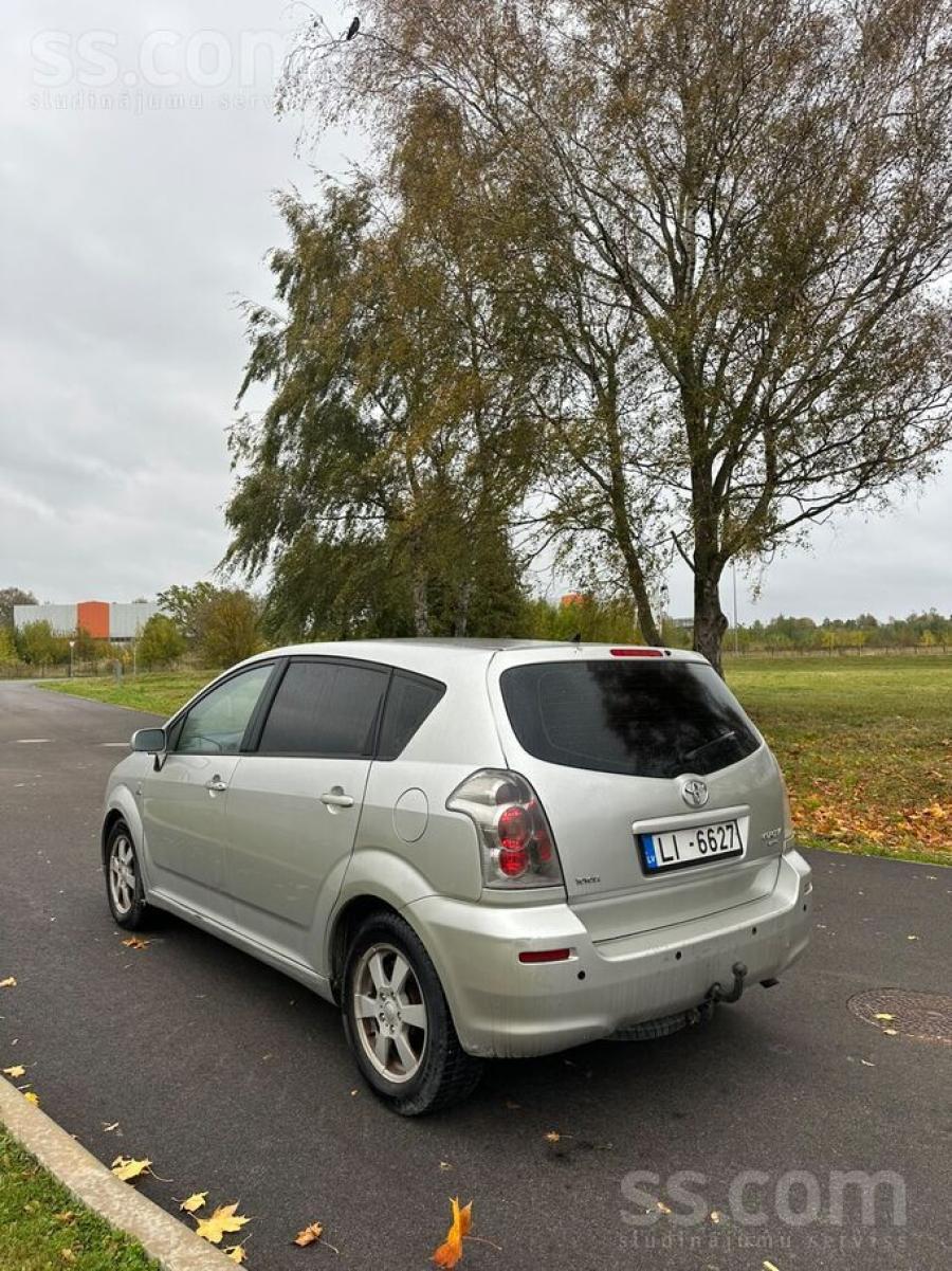 Pelēks Toyota Corolla Verso 2004 Jelgava, ar dzinēja tilpumu 2.00 L un nobraukumu 297 tūkst. km par 1990 €, foto 5 vietnē AUTOMOTO.COM.LV