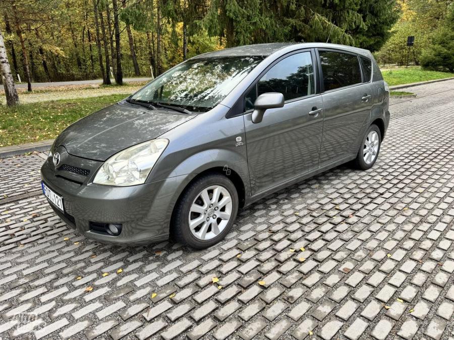 Grey Toyota Corolla Verso 2004 in Vilnius, with an engine capacity of 2.00 L and mileage of 326 thousand km for 850 €, photo 1 on AUTOMOTO.COM.LV