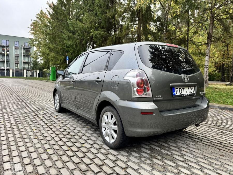 Grey Toyota Corolla Verso 2004 in Vilnius, with an engine capacity of 2.00 L and mileage of 326 thousand km for 850 €, photo 4 on AUTOMOTO.COM.LV