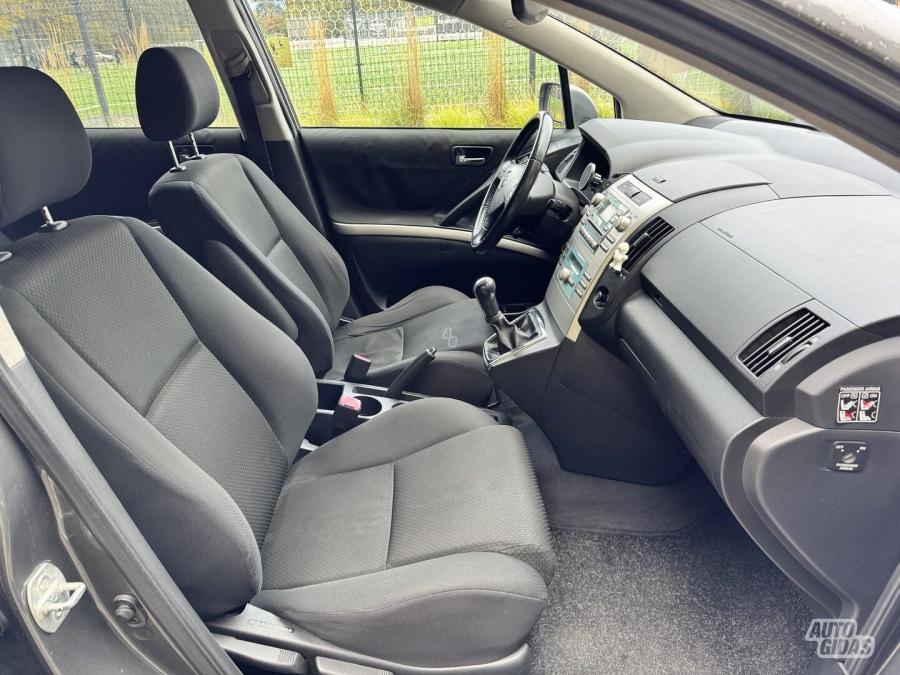 Grey Toyota Corolla Verso 2004 in Vilnius, with an engine capacity of 2.00 L and mileage of 326 thousand km for 850 €, photo 10 on AUTOMOTO.COM.LV