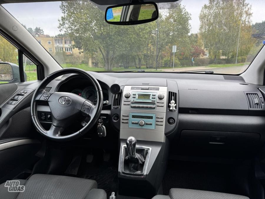 Grey Toyota Corolla Verso 2004 in Vilnius, with an engine capacity of 2.00 L and mileage of 326 thousand km for 850 €, photo 13 on AUTOMOTO.COM.LV