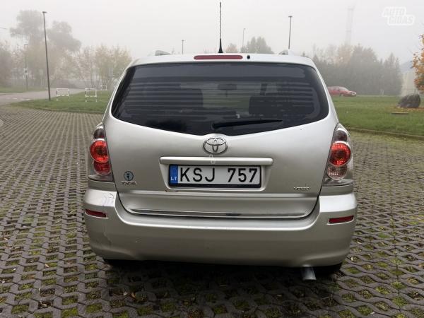 Pelēks Toyota Corolla Verso 2004 Panevēža, ar dzinēja tilpumu 2.00 L un nobraukumu 308 tūkst. km par 1650 €, foto 4 vietnē AUTOMOTO.COM.LV