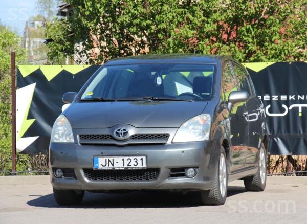 Pelēks Toyota Corolla Verso 2005 Rēzekne, ar dzinēja tilpumu 2.00 L un nobraukumu 276 tūkst. km par 1995 €, foto 1 vietnē AUTOMOTO.COM.LV