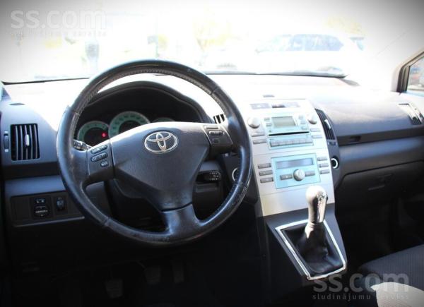 Pelēks Toyota Corolla Verso 2005 Rēzekne, ar dzinēja tilpumu 2.00 L un nobraukumu 276 tūkst. km par 1995 €, foto 6 vietnē AUTOMOTO.COM.LV
