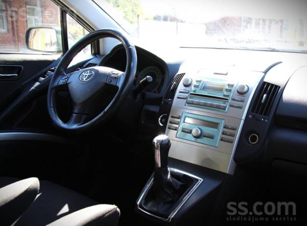 Pelēks Toyota Corolla Verso 2005 Rēzekne, ar dzinēja tilpumu 2.00 L un nobraukumu 276 tūkst. km par 1995 €, foto 8 vietnē AUTOMOTO.COM.LV