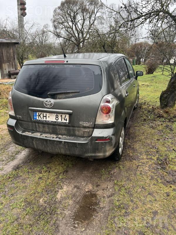 Pelēks Toyota Corolla Verso 2005 Valka, ar dzinēja tilpumu 2.20 L un nobraukumu 341 tūkst. km par 1500 €, foto 3 vietnē AUTOMOTO.COM.LV