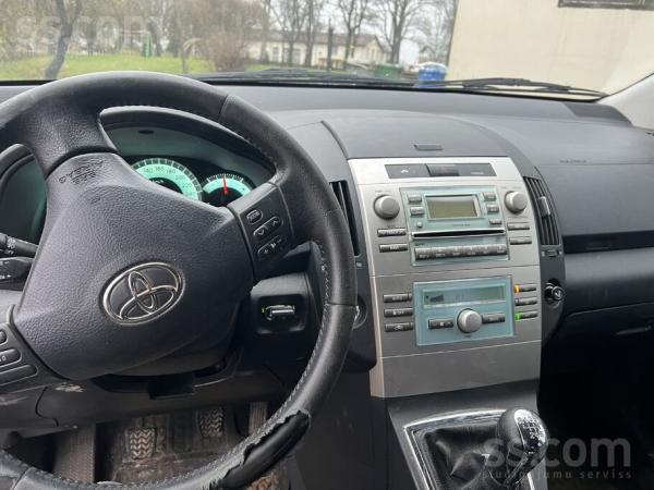 Pelēks Toyota Corolla Verso 2005 Valka, ar dzinēja tilpumu 2.20 L un nobraukumu 341 tūkst. km par 1500 €, foto 4 vietnē AUTOMOTO.COM.LV