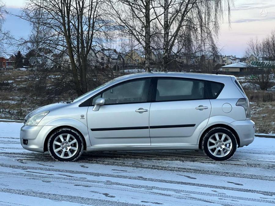 Grey Toyota Corolla Verso 2005 in Radviliskis, with an engine capacity of 2.00 L and mileage of 328 thousand km for 1850 €, photo 2 on AUTOMOTO.COM.LV