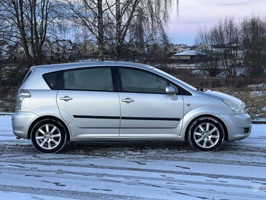 Grey Toyota Corolla Verso 2005 in Radviliskis, with an engine capacity of 2.00 L and mileage of 328 thousand km for 1850 €, photo 6 on AUTOMOTO.COM.LV