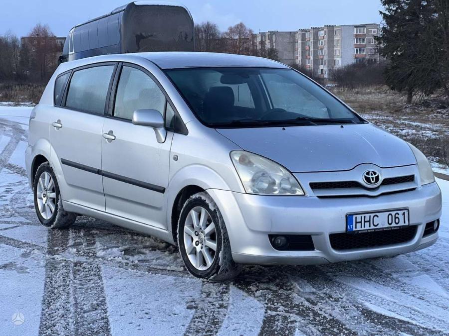 Grey Toyota Corolla Verso 2005 in Radviliskis, with an engine capacity of 2.00 L and mileage of 328 thousand km for 1850 €, photo 7 on AUTOMOTO.COM.LV