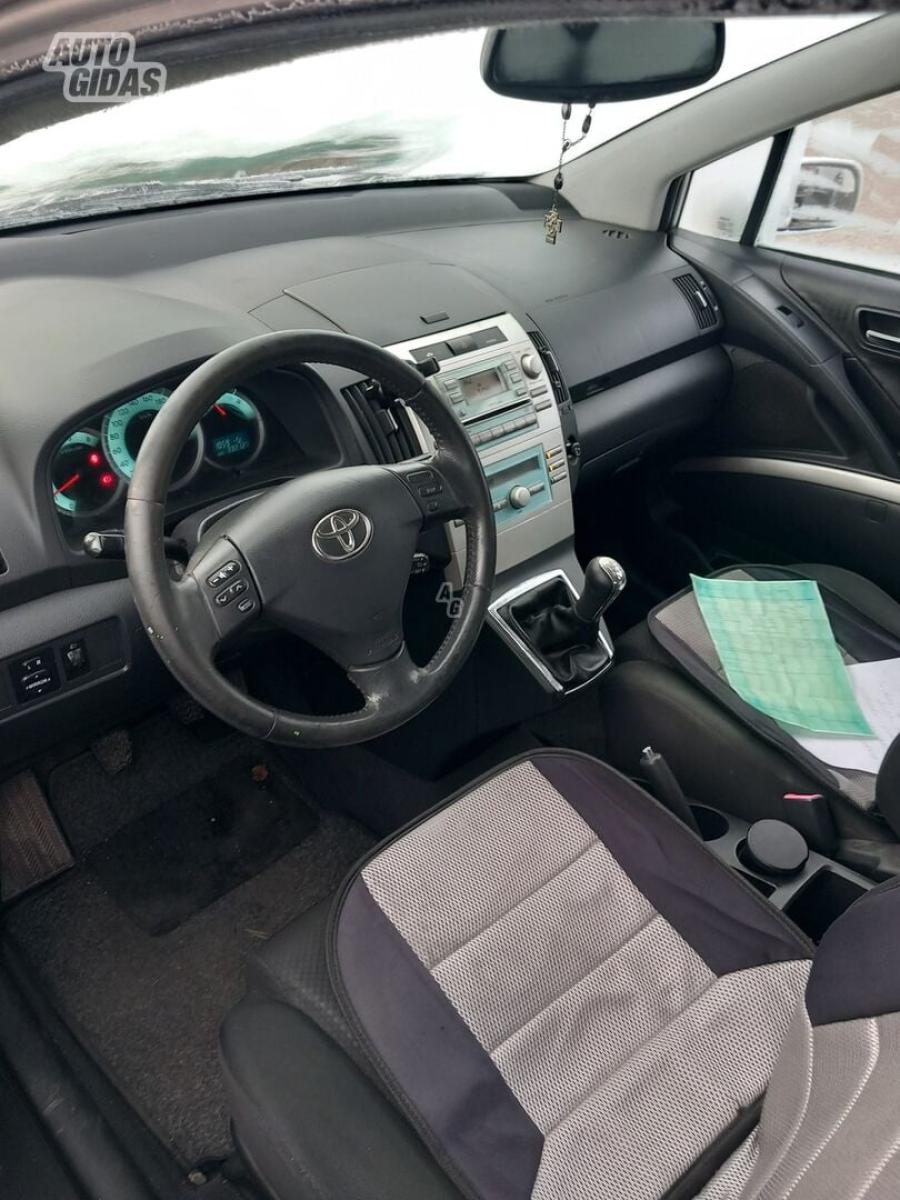 Pelēks Toyota Corolla Verso 2005 Utena, ar dzinēja tilpumu 2.00 L un nobraukumu 332 tūkst. km par 1500 €, foto 6 vietnē AUTOMOTO.COM.LV