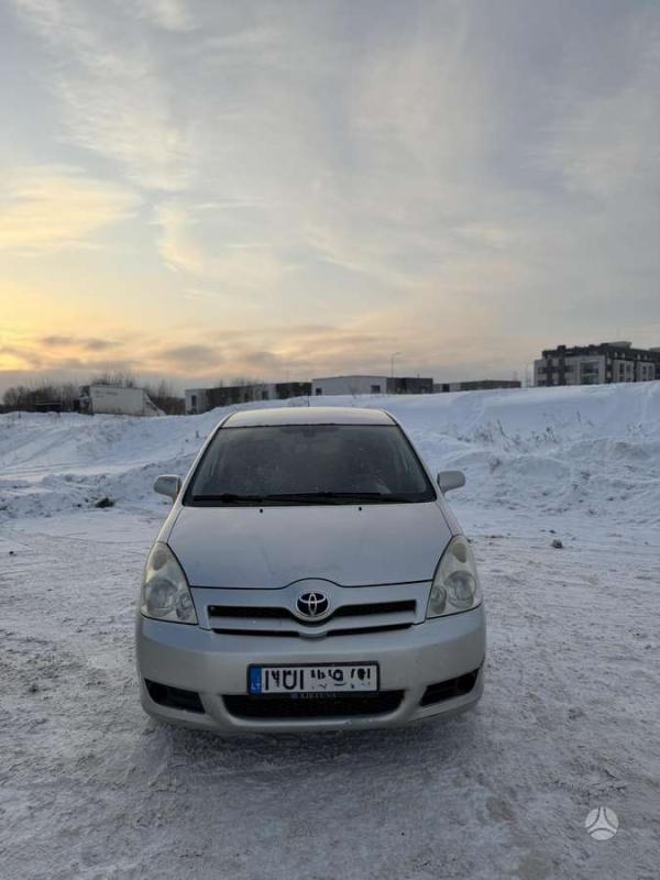 Pelēks Toyota Corolla Verso 2005 Viļņa, ar dzinēja tilpumu 2.00 L un nobraukumu 432 tūkst. km par 1900 €, foto 2 vietnē AUTOMOTO.COM.LV