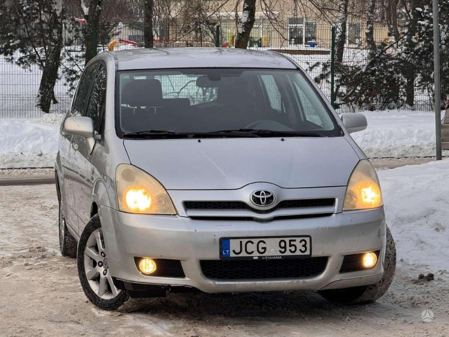 Pelēks Toyota Corolla Verso 2005 Viļņa, ar dzinēja tilpumu 1.79 L un nobraukumu 117 tūkst. km par 1550 €, foto 2 vietnē AUTOMOTO.COM.LV