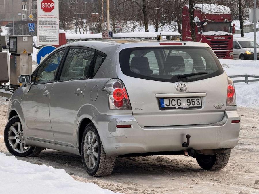 Pelēks Toyota Corolla Verso 2005 Viļņa, ar dzinēja tilpumu 1.79 L un nobraukumu 117 tūkst. km par 1550 €, foto 4 vietnē AUTOMOTO.COM.LV