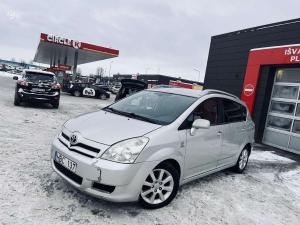 Pelēks Toyota Corolla Verso 2005 Kauņa, ar dzinēja tilpumu 2.00 L un nobraukumu 500 tūkst. km par 1200 €, foto  vietnē AUTOMOTO.COM.LV
