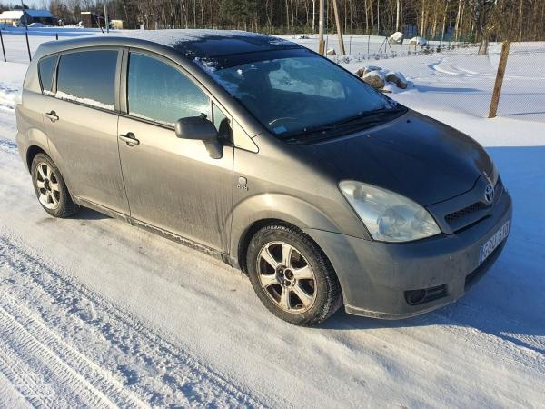 Grey Toyota Corolla Verso 2005 in Jurbarkas, with an engine capacity of 2.00 L and mileage of 348 thousand km for 1790 €, photo 1 on AUTOMOTO.COM.LV