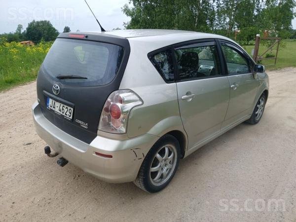 Pelēks Toyota Corolla Verso 2005 Ogre, ar dzinēja tilpumu 2.00 L un nobraukumu 350 tūkst. km par 650 €, foto 3 vietnē AUTOMOTO.COM.LV