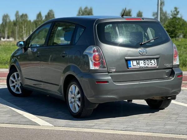 Pelēks Toyota Corolla Verso 2005 Jelgava, ar dzinēja tilpumu 2.20 L un nobraukumu 370 tūkst. km par 1990 €, foto 4 vietnē AUTOMOTO.COM.LV