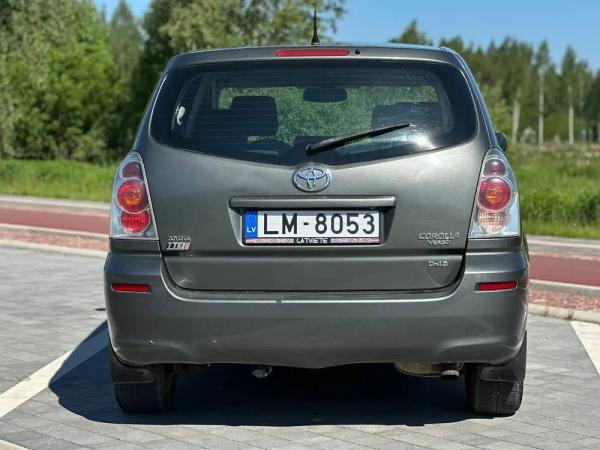 Pelēks Toyota Corolla Verso 2005 Jelgava, ar dzinēja tilpumu 2.20 L un nobraukumu 370 tūkst. km par 1990 €, foto 5 vietnē AUTOMOTO.COM.LV