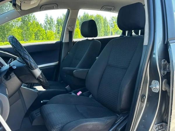 Pelēks Toyota Corolla Verso 2005 Jelgava, ar dzinēja tilpumu 2.20 L un nobraukumu 370 tūkst. km par 1990 €, foto 7 vietnē AUTOMOTO.COM.LV