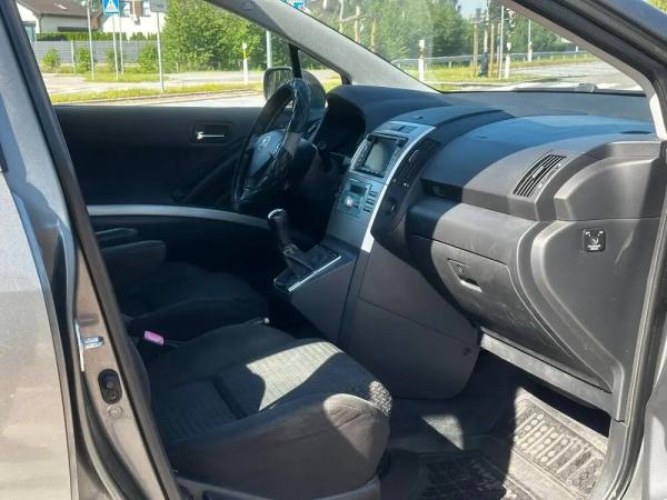 Pelēks Toyota Corolla Verso 2005 Jelgava, ar dzinēja tilpumu 2.20 L un nobraukumu 370 tūkst. km par 1990 €, foto 9 vietnē AUTOMOTO.COM.LV