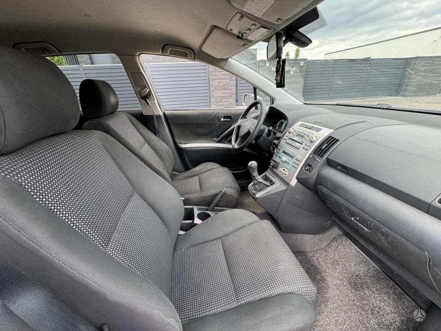 Grey Toyota Corolla Verso 2005 in Kaunas, with an engine capacity of 2.23 L and mileage of 350 thousand km for 1550 €, photo 10 on AUTOMOTO.COM.LV