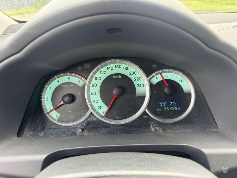 Grey Toyota Corolla Verso 2005 in Kaunas, with an engine capacity of 2.23 L and mileage of 350 thousand km for 1550 €, photo 11 on AUTOMOTO.COM.LV