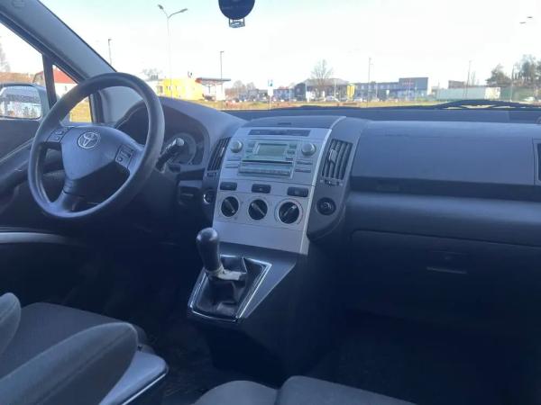 Grey Toyota Corolla Verso 2005 in Rezekne, with an engine capacity of 2.00 L and mileage of 358 thousand km for 2400 €, photo 6 on AUTOMOTO.COM.LV