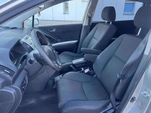 Grey Toyota Corolla Verso 2005 in Rezekne, with an engine capacity of 2.00 L and mileage of 358 thousand km for 2400 €, photo 8 on AUTOMOTO.COM.LV