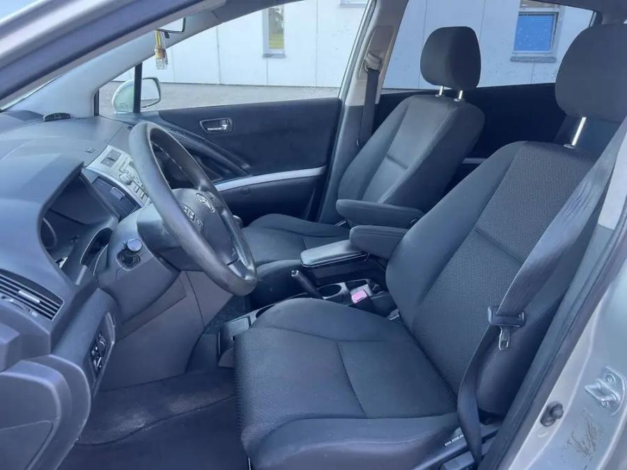 Pelēks Toyota Corolla Verso 2005 Rēzekne, ar dzinēja tilpumu 2.00 L un nobraukumu 358 tūkst. km par 2400 €, foto 9 vietnē AUTOMOTO.COM.LV