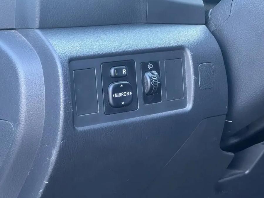 Pelēks Toyota Corolla Verso 2005 Rēzekne, ar dzinēja tilpumu 2.00 L un nobraukumu 358 tūkst. km par 2400 €, foto 11 vietnē AUTOMOTO.COM.LV