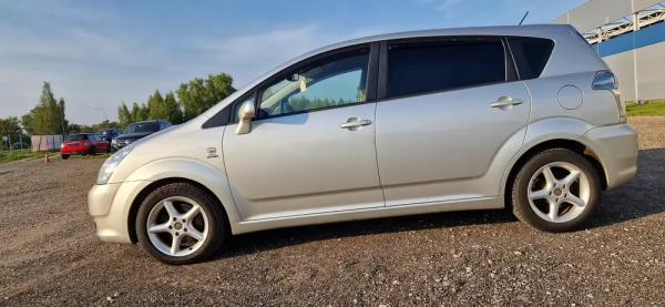 Grey Toyota Corolla Verso 2005 in Daugavpils, with an engine capacity of 2.00 L and mileage of 252 thousand km for 2050 €, photo 2 on AUTOMOTO.COM.LV