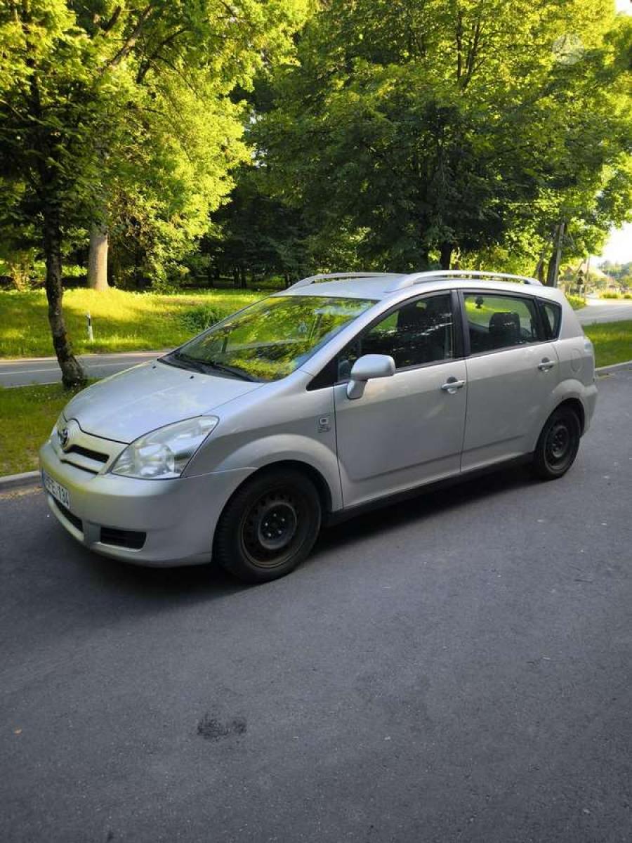 Grey Toyota Corolla Verso 2005 in Vilnius, with an engine capacity of 2.00 L and mileage of 374 thousand km for 950 €, photo 1 on AUTOMOTO.COM.LV
