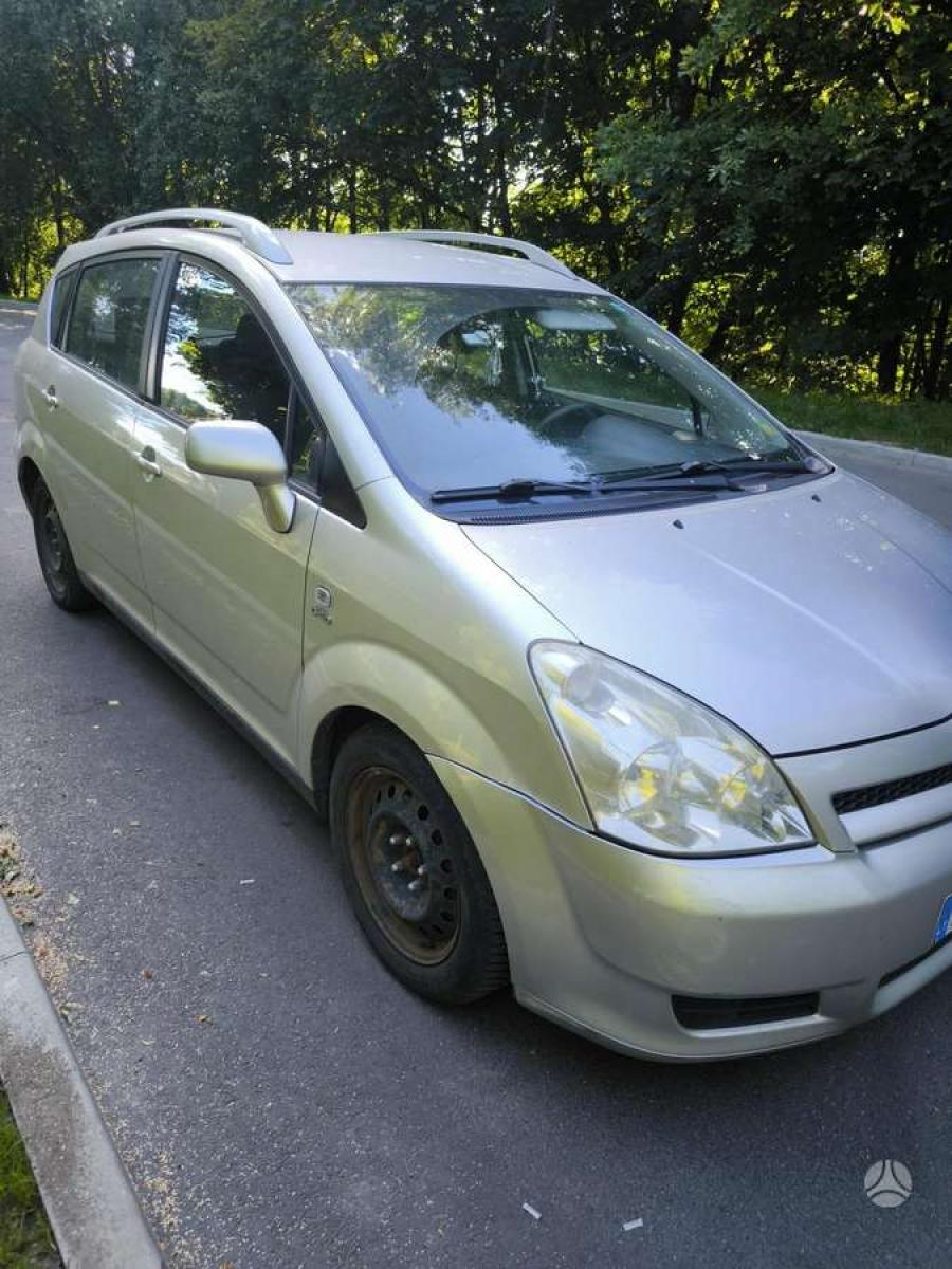 Grey Toyota Corolla Verso 2005 in Vilnius, with an engine capacity of 2.00 L and mileage of 374 thousand km for 950 €, photo 3 on AUTOMOTO.COM.LV