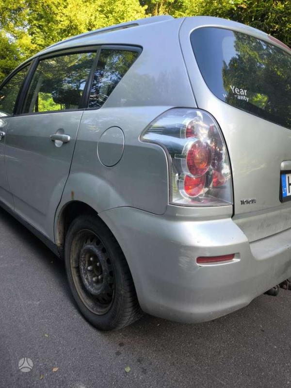 Pelēks Toyota Corolla Verso 2005 Viļņa, ar dzinēja tilpumu 2.00 L un nobraukumu 374 tūkst. km par 950 €, foto 4 vietnē AUTOMOTO.COM.LV