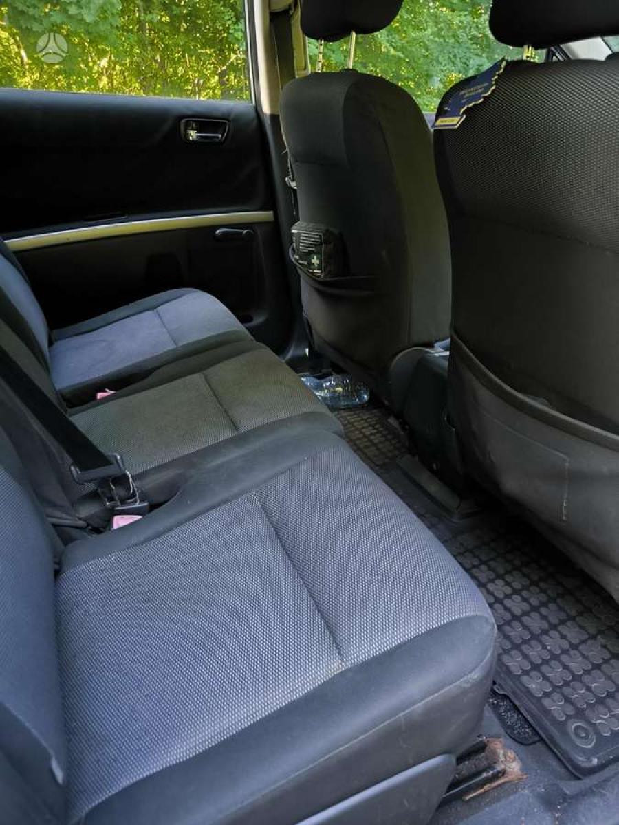 Grey Toyota Corolla Verso 2005 in Vilnius, with an engine capacity of 2.00 L and mileage of 374 thousand km for 950 €, photo 8 on AUTOMOTO.COM.LV